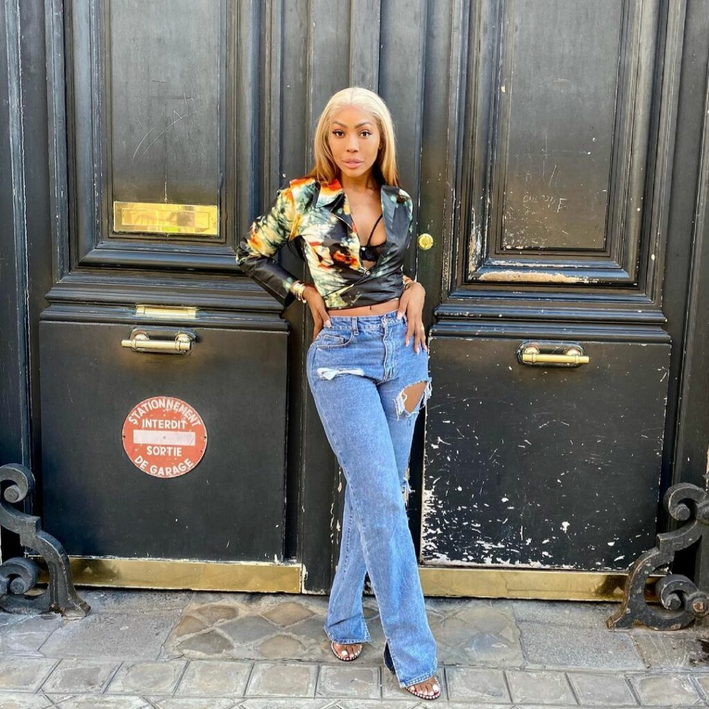 Mom Jeans Are Trending Again, See Ways You Can Stylishly Rock Yours ...